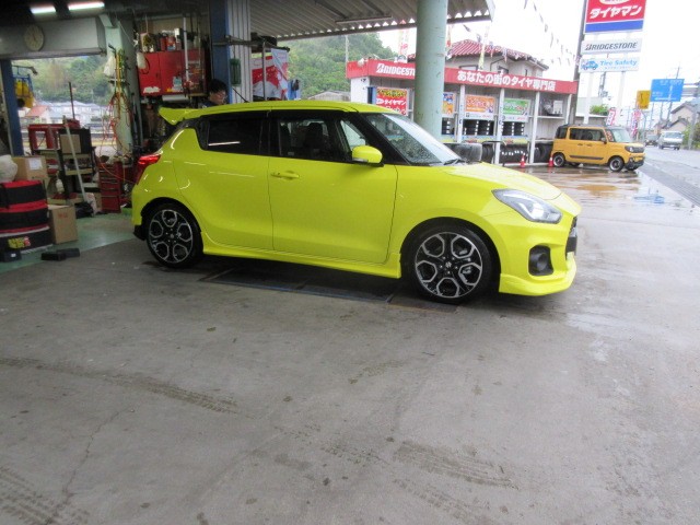 ZC33SスイフトスポーツのワークエモーションZR10 | スズキ スイフト スポーツ タイヤ タイヤ・ホイール関連 > 乗用車用タイヤ交換 | スタッフ日記 | ミスタータイヤマン M ...