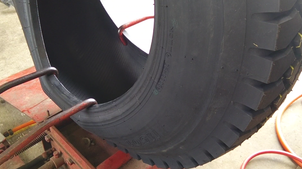 700R16 チューブ＆フラップをおさめよ!! | タイヤウーマンの日記 | ミスタータイヤマン 広尾店 | 北海道のタイヤ、カー用品ショップ ...