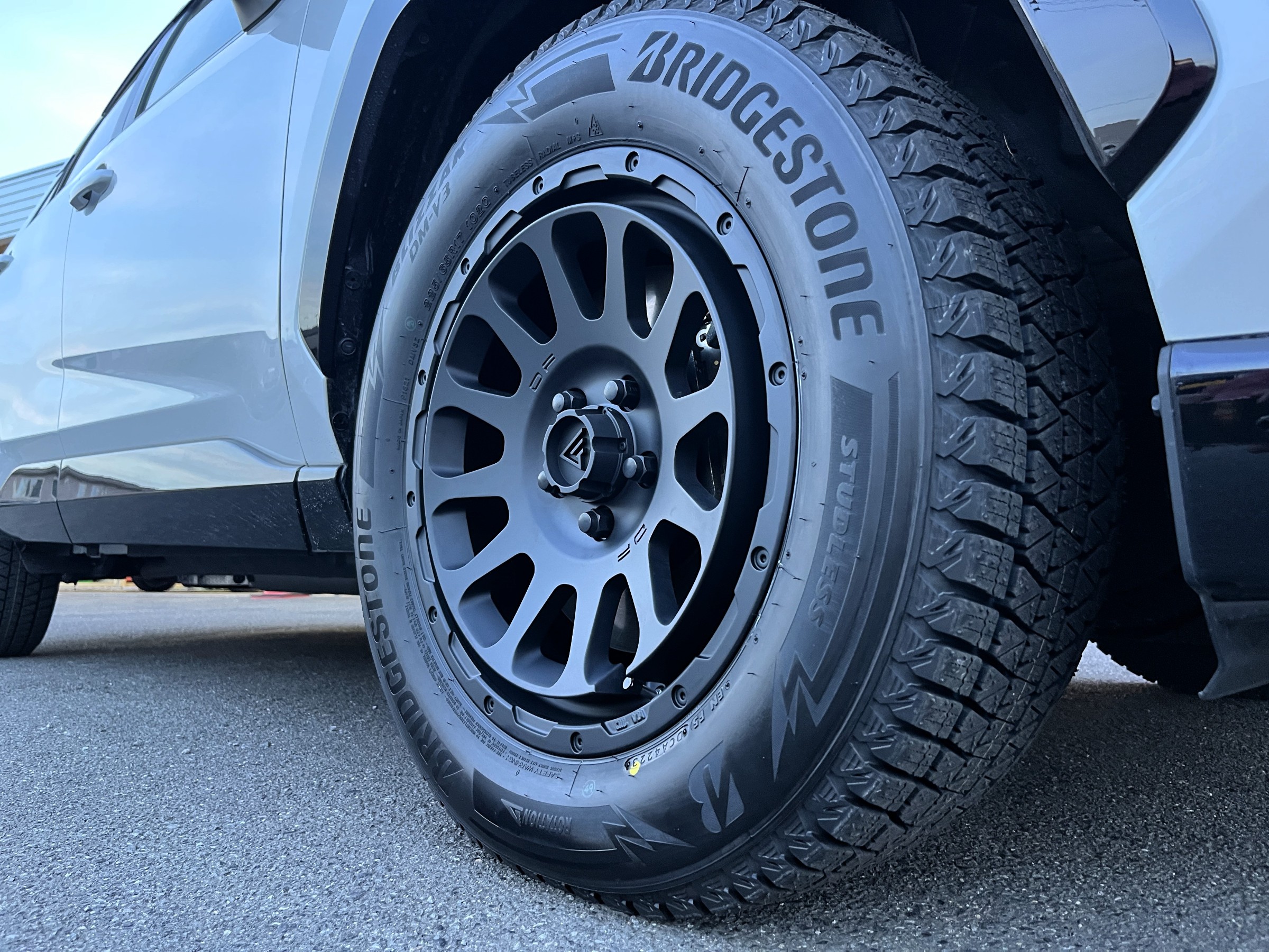 トヨタ RV4 PHVにBRIDGESTONE BLIZZAK DM-V3 + DELTA FORCE OVAL ＆ THULE ウィングバー ...