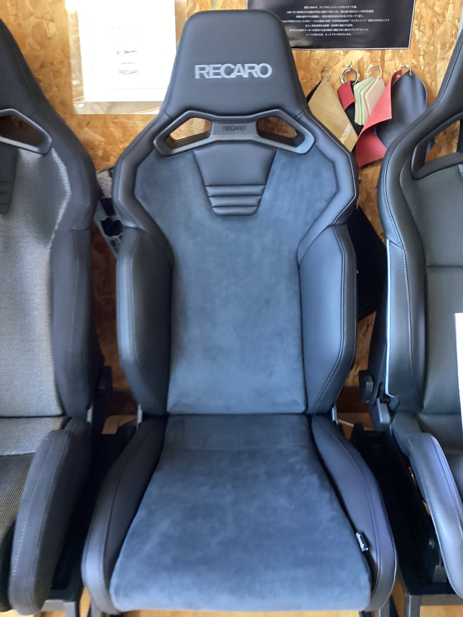 RECARO SR-S BK100 と SR-C UT100 展示しました！ | スタッフ日記 | ミスタータイヤマン あらや店 | 秋田県の ...