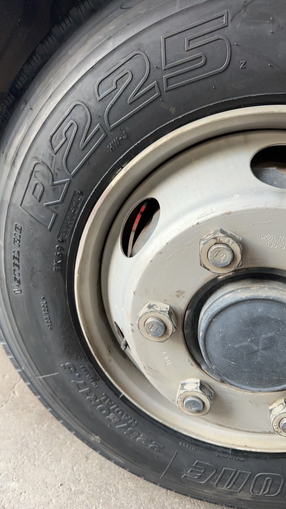 トラック用タイヤ R225 | 漆原タイヤ作業日報 | ミスタータイヤマン 美幌店 | タイヤ、カー用品ショップ ブリヂストンのタイヤ専門店