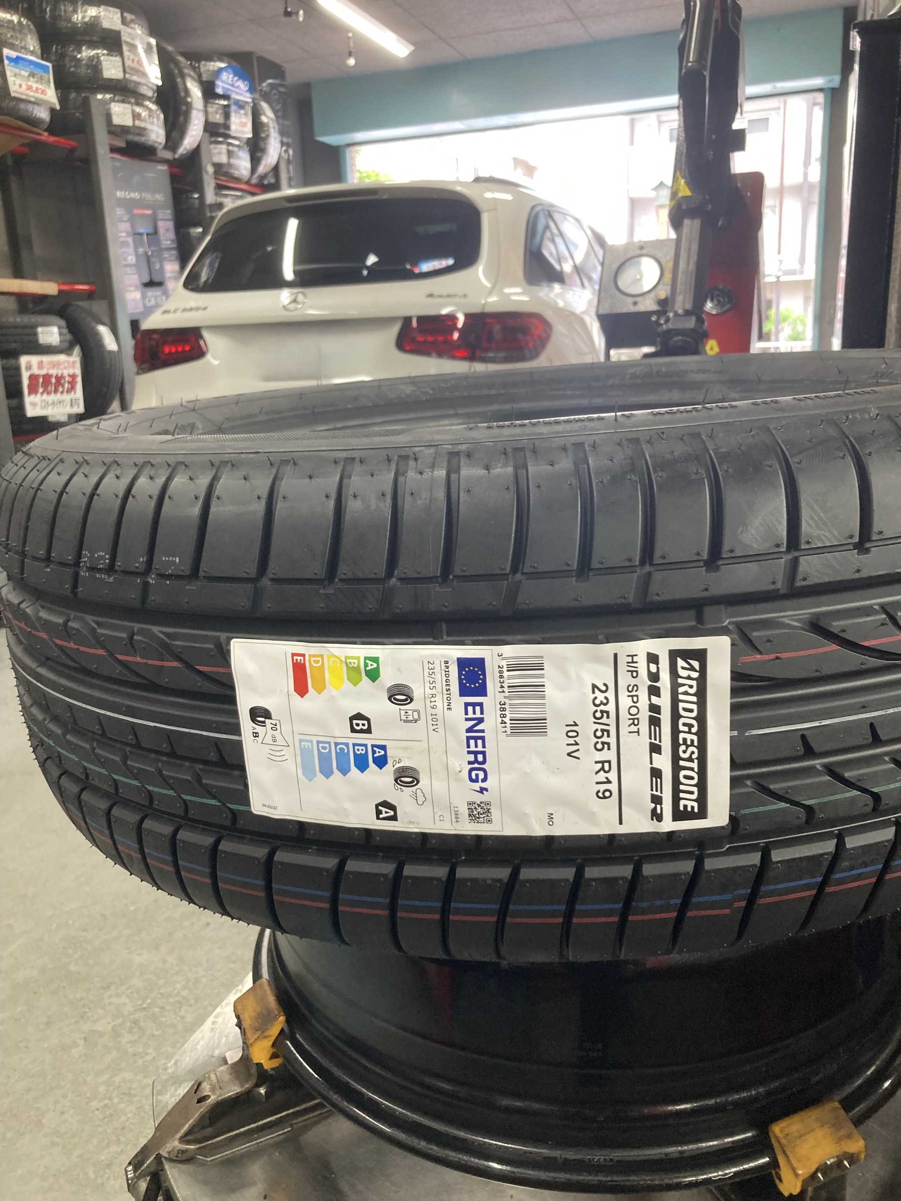 メルセデス・ベンツGLCタイヤ交換② | メルセデス・ベンツ | スタッフ日記 | ミスタータイヤマン 亀戸店 | タイヤ、カー用品ショップ ...