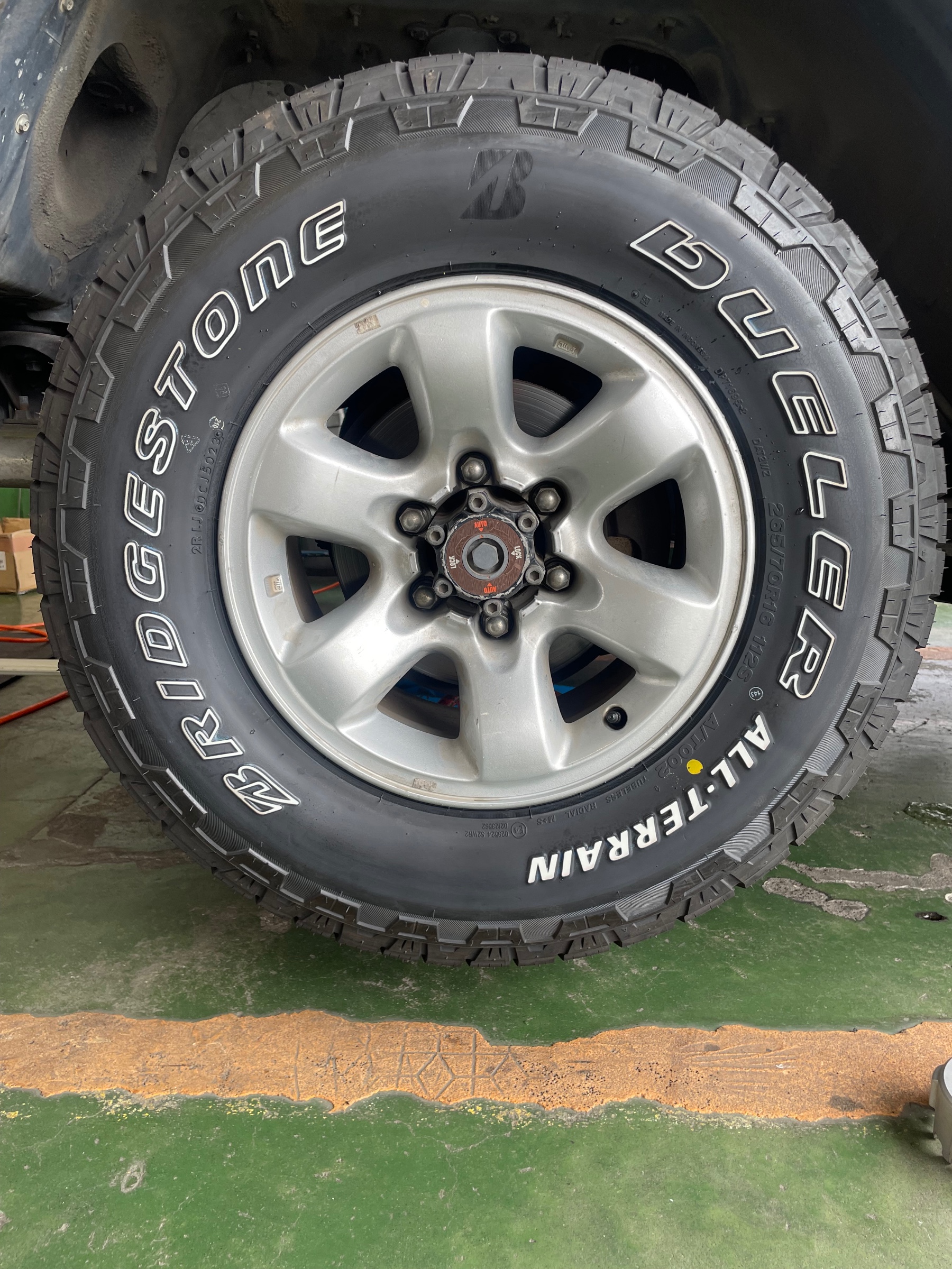 日産 サファリにタイヤ交換でデューラー A/T002でタイヤ交換っ！ | タイヤ タイヤ・ホイール関連 > 乗用車用タイヤ交換 | 技術・サービス | ミスタータイヤマン 用田 | タイヤ ...